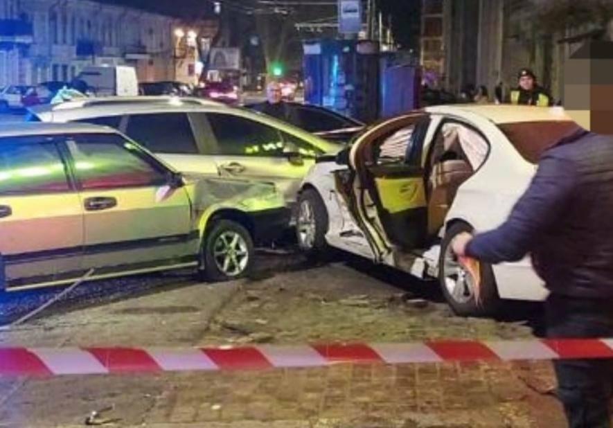 В Одесі водій BMW поїхав на червоний, пошкодив чотири автівки та фасад будівлі: пасажирів ...