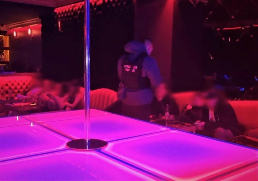 Организовали бордели в стриптиз барах полицейские задержали 40 летнего